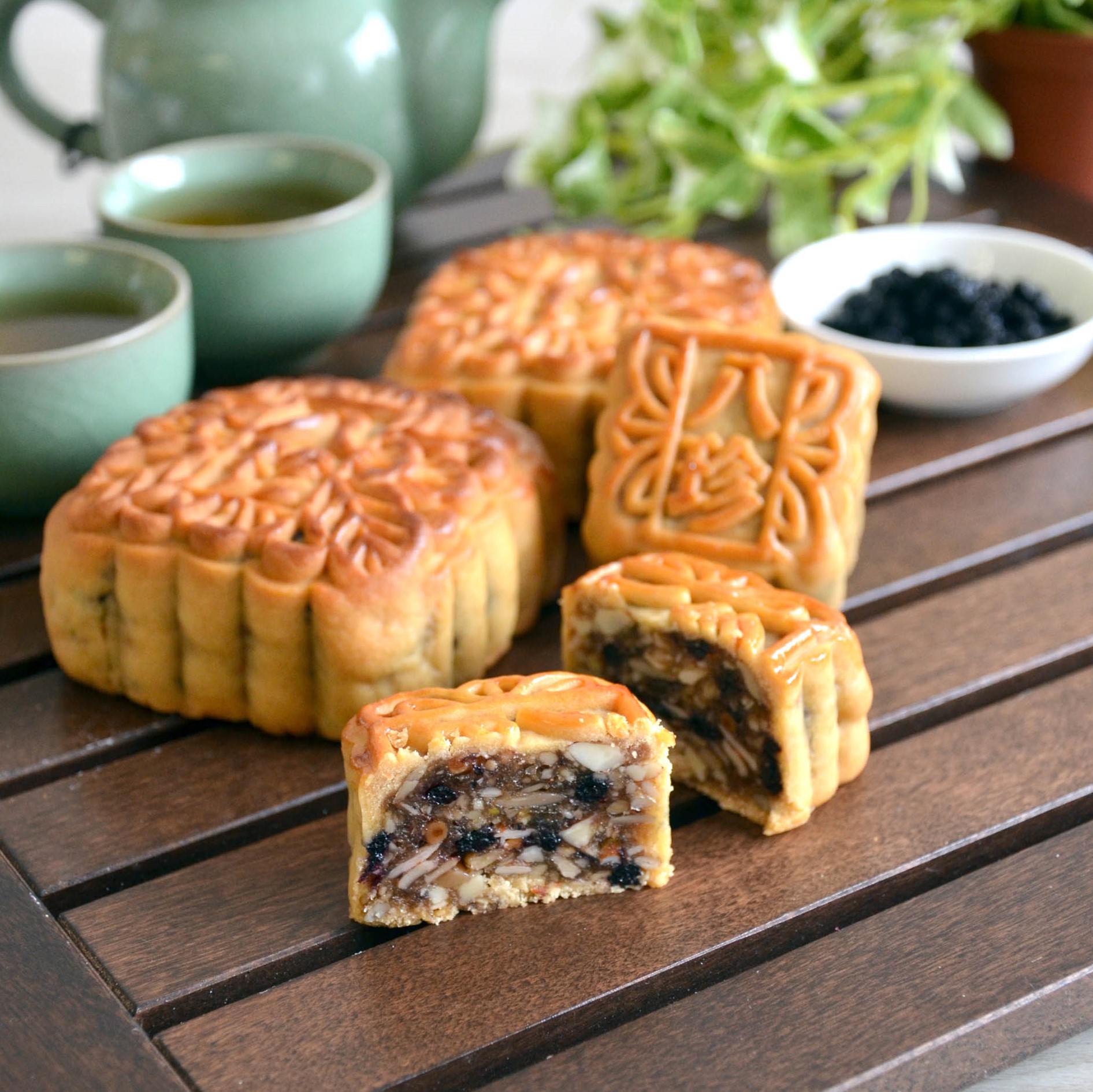 Assorted Nuts Mooncake with Blueberry (4pcs)